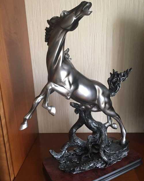 Скульптура конь