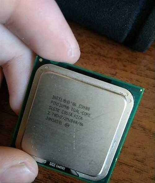 Intel pentium g5400. Intel Pentium Dual Core e5400. Pentium Dual Core e5400 (2.70GHZ,800fsb,l2:2mb,Rev.r0). Скальпированный процессор e5400 фото. 1050 ТТ пентиум 5400.