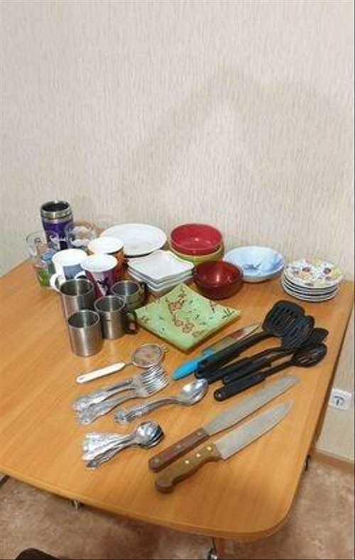Посуда (тарелки, кружки, бокалы, столовые приборы