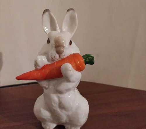 Статуэтка заяц с морковкой