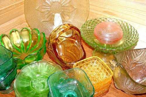 Цветное стекло ваза розетки тарелки винтаж