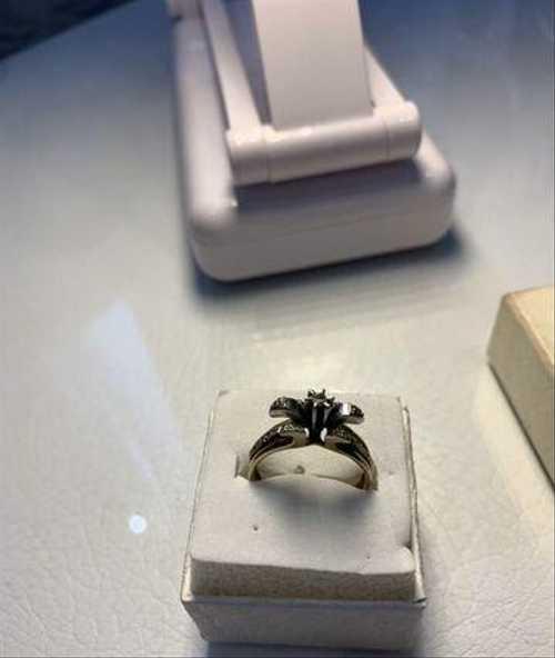 Кольцо с бриллиантом новое