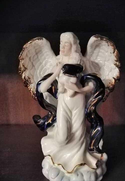 Фарфоровая статуэтка "Ангел с младенцем"