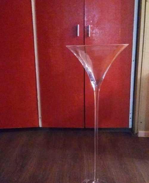 Гигантская ваза в форме бокала для мартини
