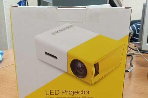Портативный мини проектор Led Projector YG 300