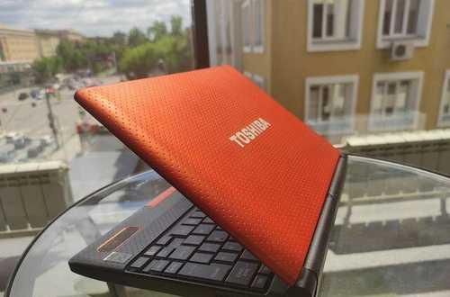 Черно рыжий нетбук Toshiba Satellite NB520