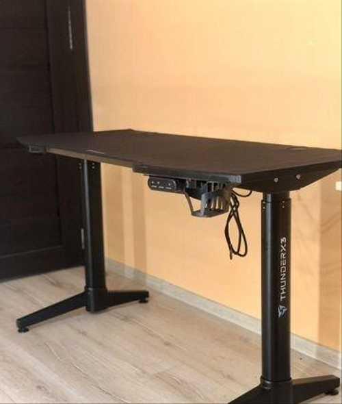 Игровой стол с автоматическим механизмом подъёма с