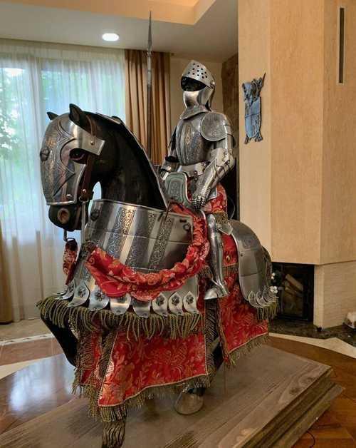 Статуя средневекового рыцаря в доспехах на лошади