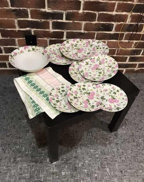 Тарелки, полотенце и столик