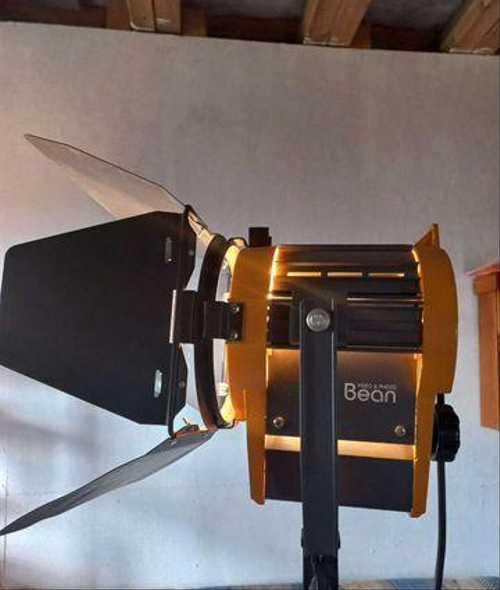 Осветитель галогеновый GreenBean Fresnel 650