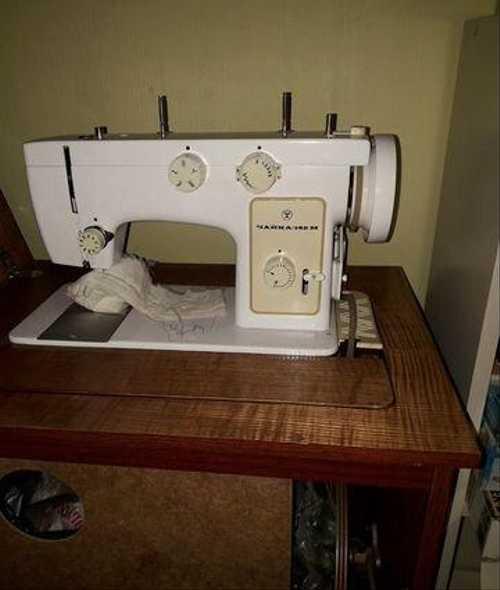 Купить швейную машинку 142м. Машинка швейная Чайка 142 м электрическая. Швейная машинка Чайка 142м. Машинка швейная ножная электрическая Чайка. Авито машинка Чайка 142м.