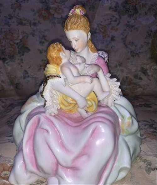 Фарфоровая статуэтка дама с младенцем