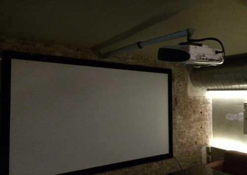 Проектор лазерный короткофокусный Benq с экраном