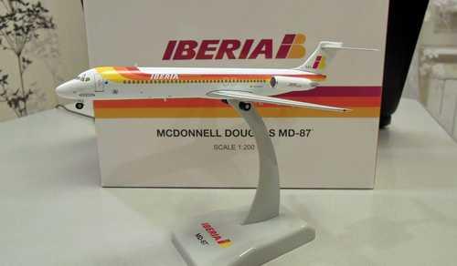 Модель авиалайнера MD-87 из металла, масштаб 1/200