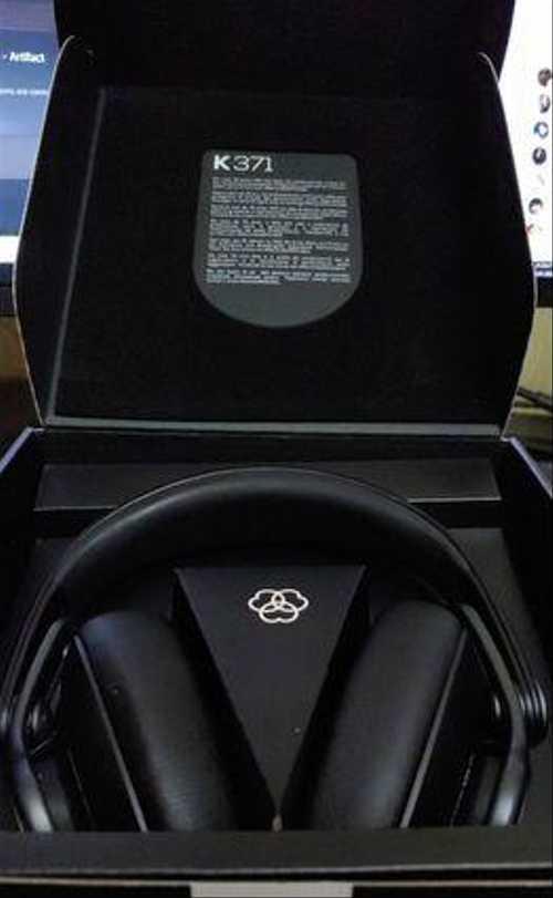 AKG K371