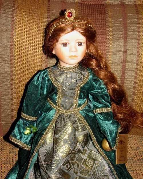 Английская кукла 4. Фарфоровая коллекционная кукла Англия. Фарфоровая кукла принцессы Британии. Авито коллекционная кукла. Кукла фарфоровая в платье чёрный горошек 80.