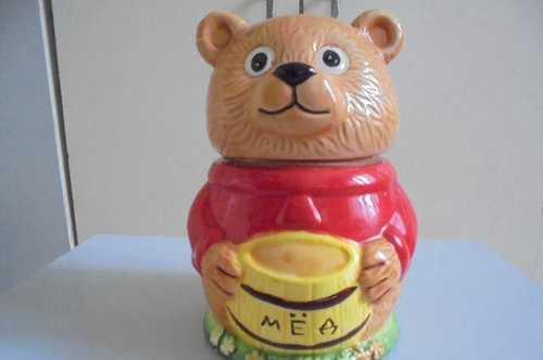 Медовый мишка 33 глава. Медвежонок с бочонком меда. Медведь статуэтка с бочок мёда. Гжель бочонок для меда с медведем. Веселый мишка с медом поделка в садик.