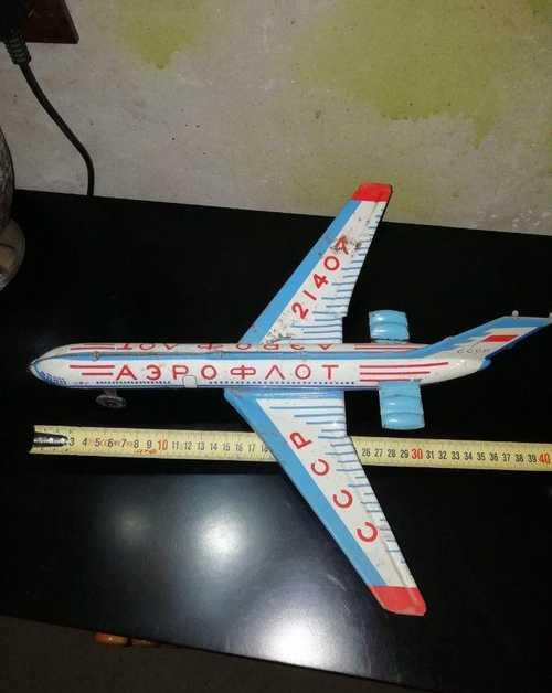 Самолёт жестяной. СССР. Ил - 62