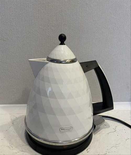 Чайник белый электрический DeLonghi