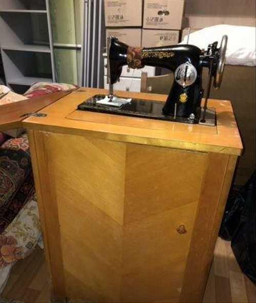 Швейная машина Подольск ретро в кабинете