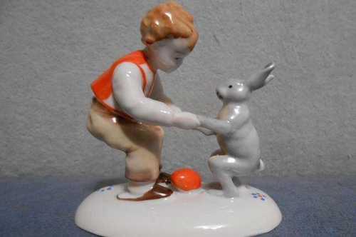 Фарфоровая статуэтка "Мальчик и зайчик" Германия