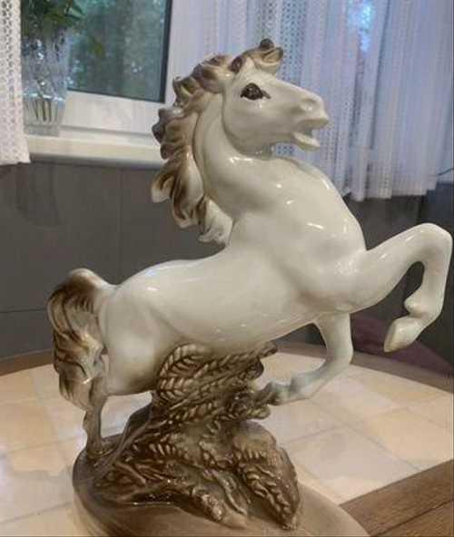 Конь статуэтка