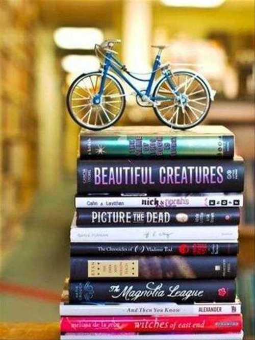 Литература развлечений. Книги про велосипед. Молодежь и книга. Велосипедист с книгами. Книжка от велосипеда.
