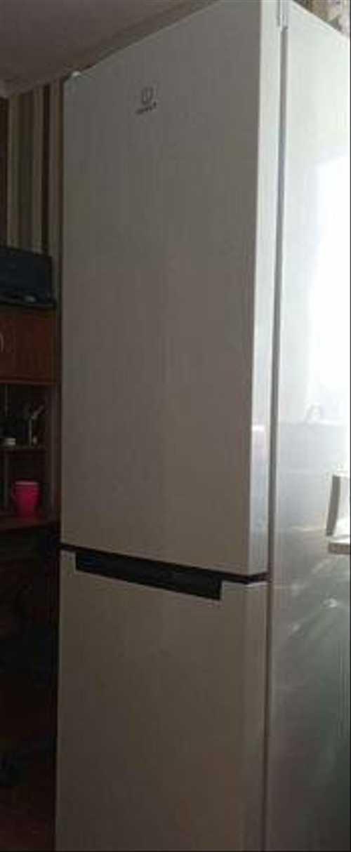 Холодильник indesit DF4180W