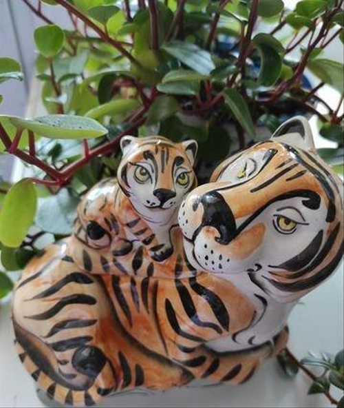 Статуэтка "Тигрица с тигрёнком"
