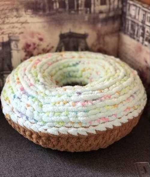 Мягкая игрушка-подушка пончик вязанный