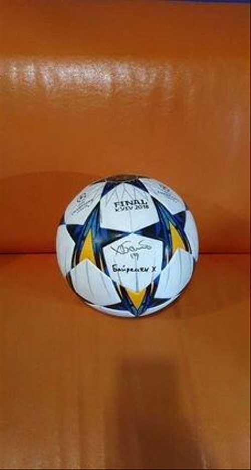 Футбольный мяч с автографом Хорена Байромяна