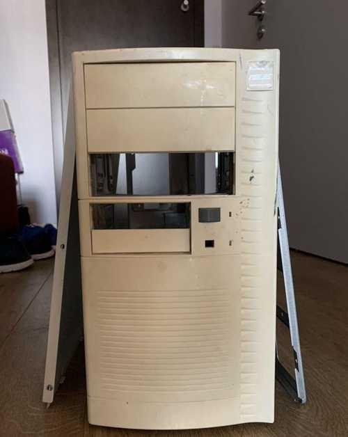 Старый компьютерный корпус