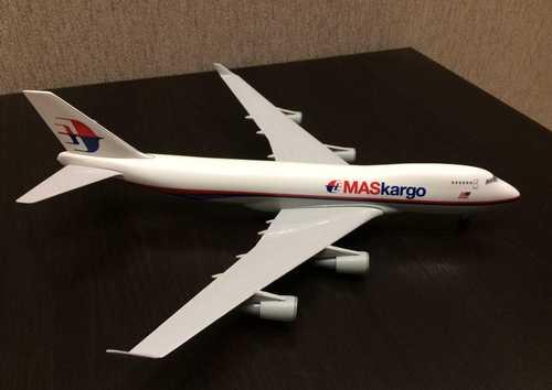 Модель самолета Boeing-747 М1:200