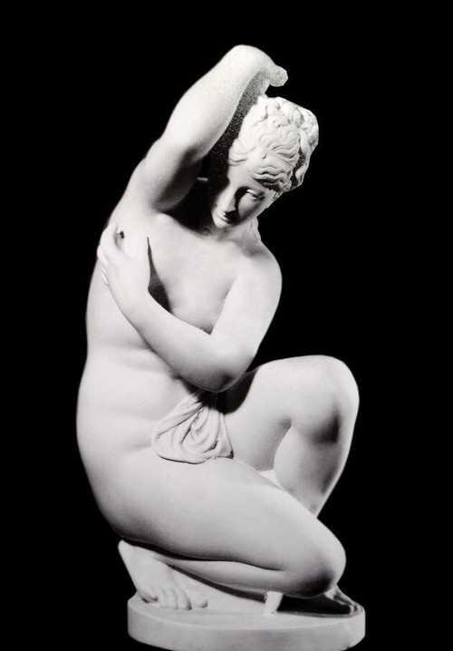 Статуэтка Венера на корточках, Купающаяся Афродита