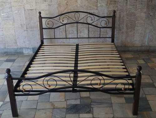 Кровать из кованных элементов