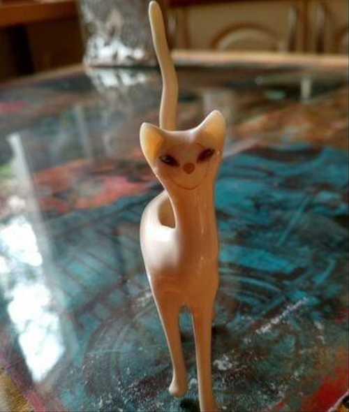 Кошка (скульптура из кости)