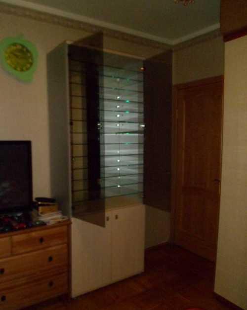 Шкаф для масштабных моделей машинок автомобилей