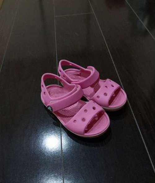 Босоножки для девочки crocs
