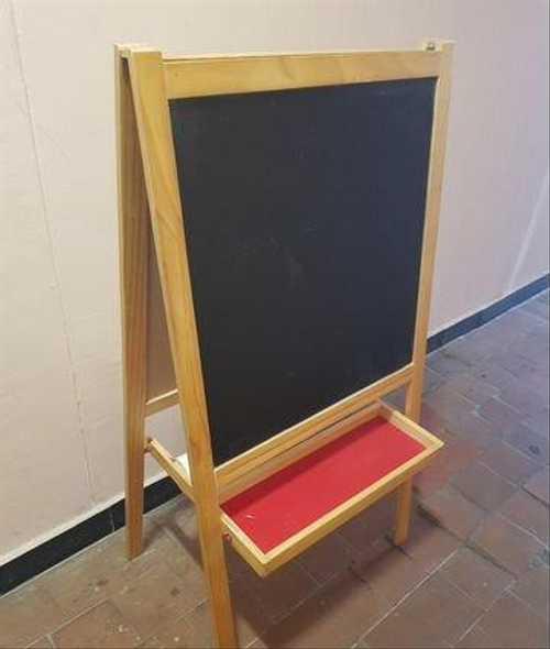 Стол с рулоном бумаги