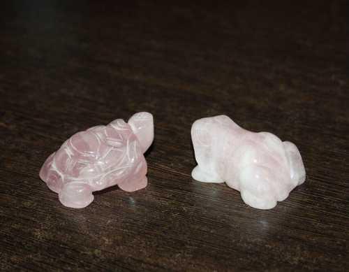 Фигурки черепаха и лягушка из розового кварца