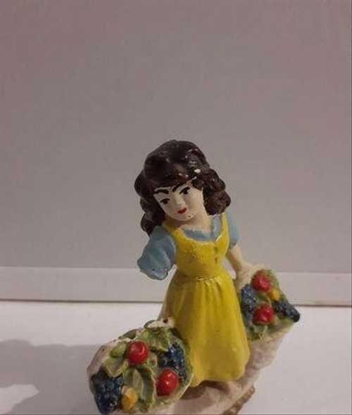Гипсовая статуэтка девушка с цветами