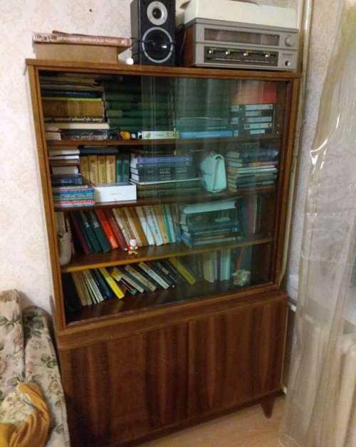 Книжный шкаф
