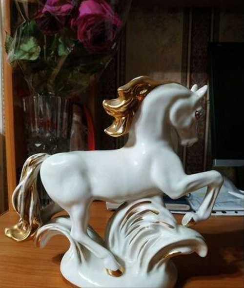 Фарфоровая статуэтка коня лфз