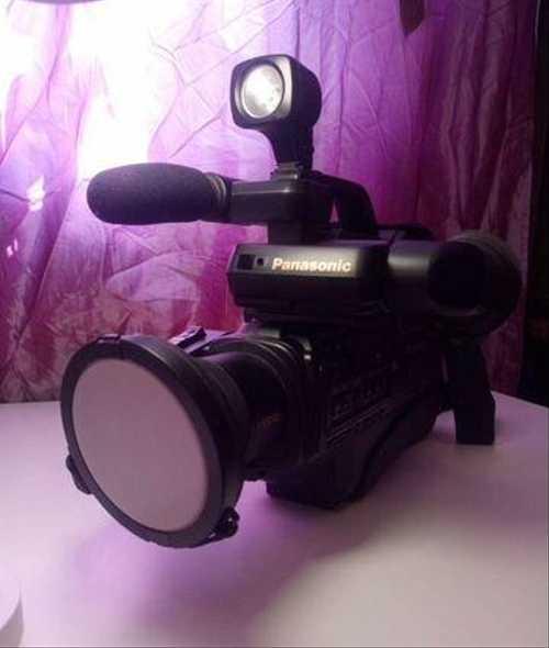 Профессиональная видеокамера