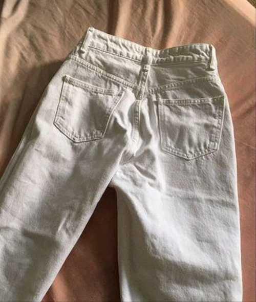 Белые джинсы мом