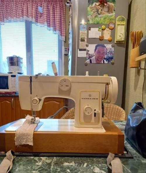 Бытовая швейная машина Чайка- 132 М