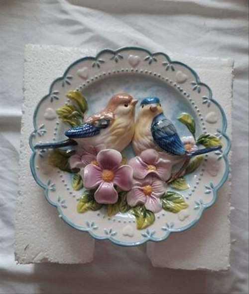 Настенная тарелка декоративная птицы на цветах