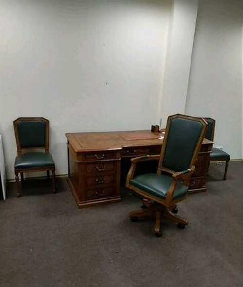 Стол, кресло и два стула
