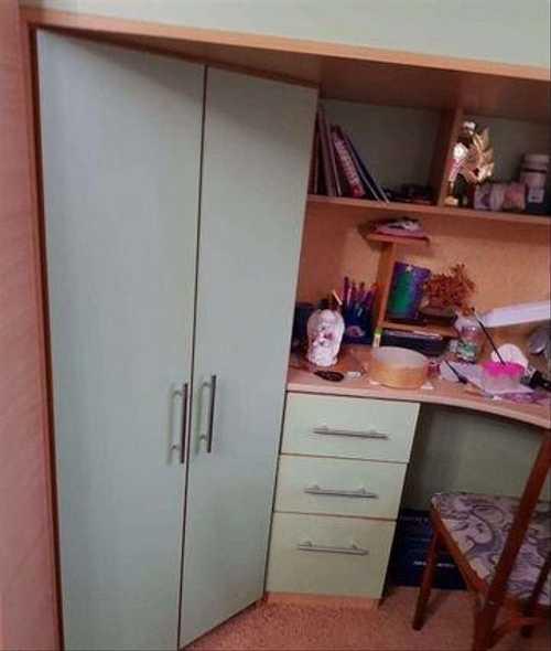 Уголок школьника с кроватью и столом и шкафом фото