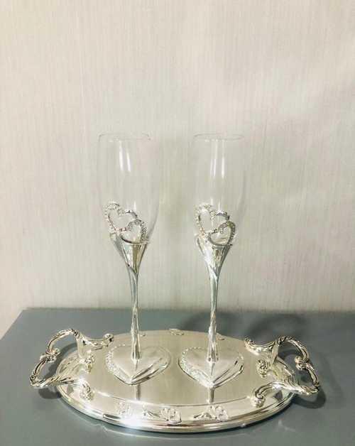 Счастливые свадебные фужеры под шампанское